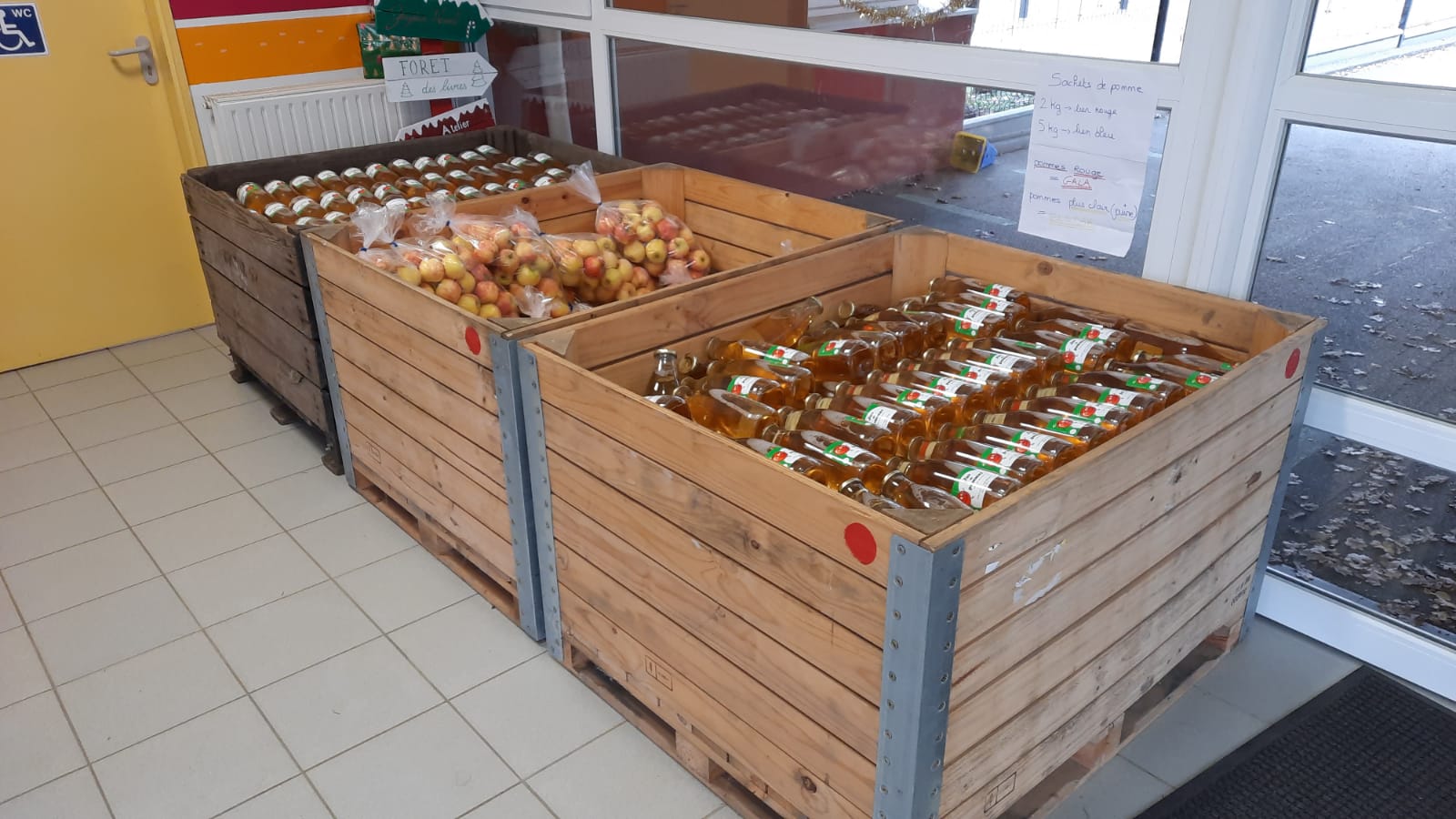 Vente de sachets et de jus de pommes - Ecole Notre Dame de Ligné